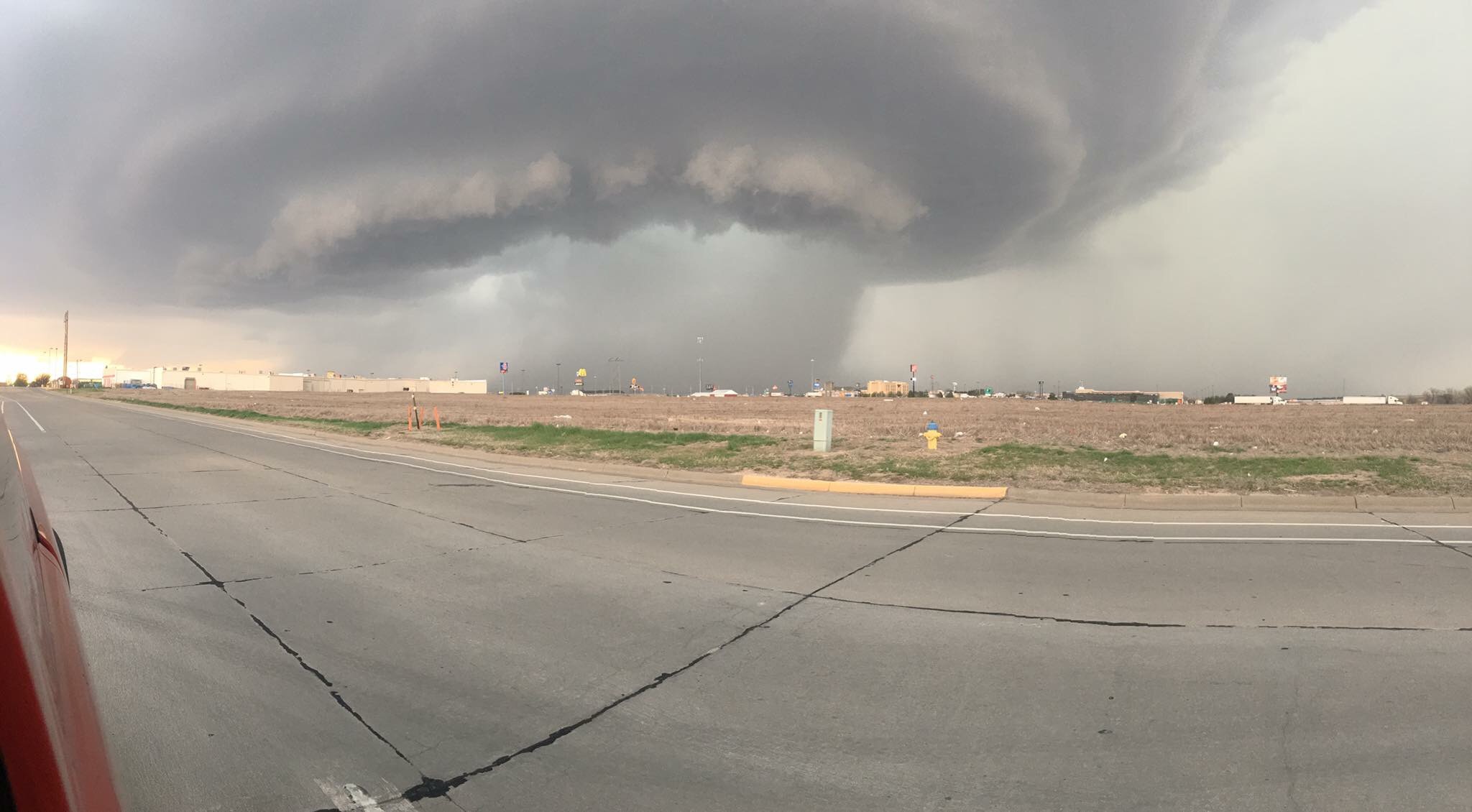 Supercell currently over Hays, Kansas | Scrolller