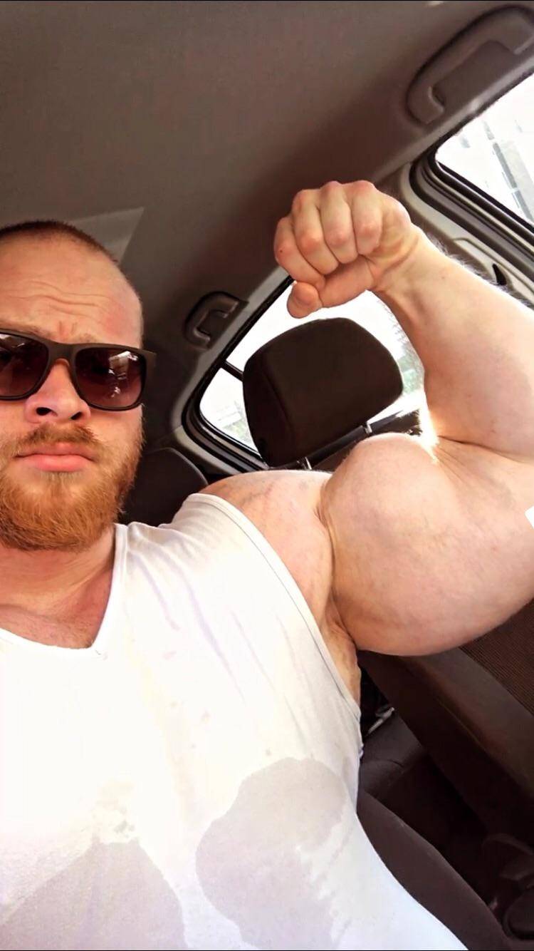 Sweaty shirt and big biceps | Scrolller