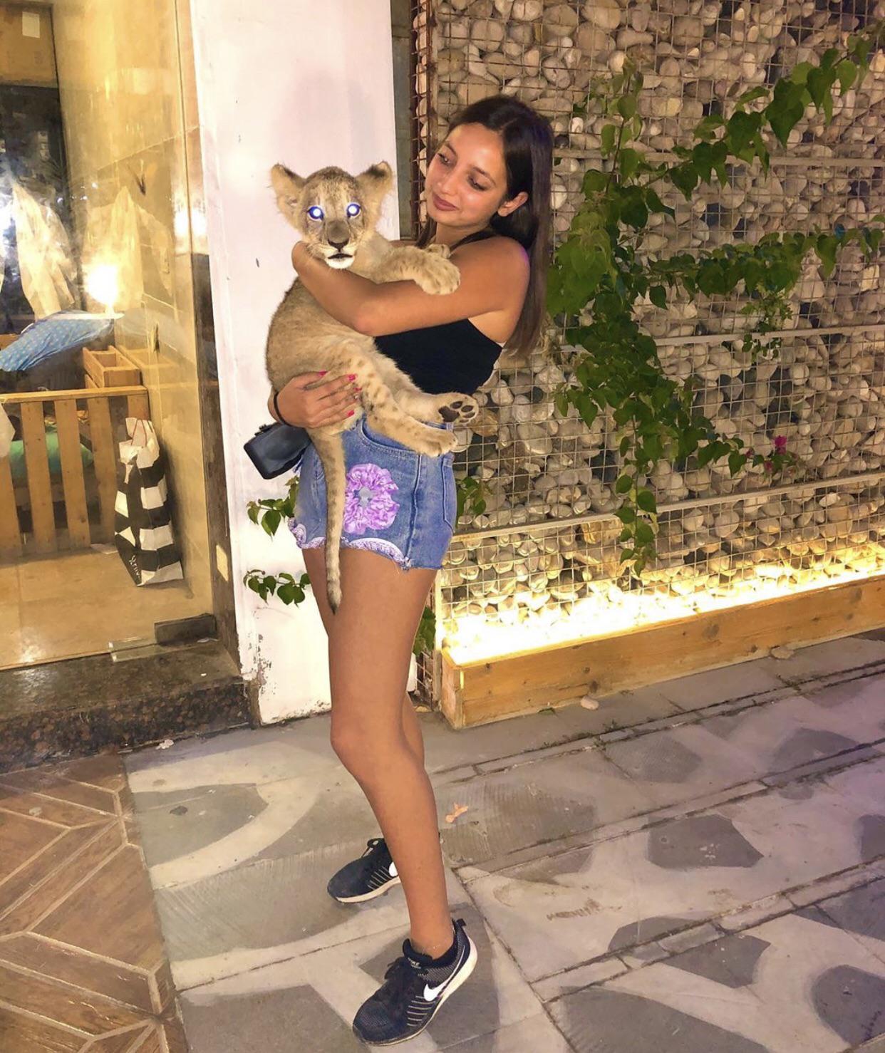 Syrian girl with her lion cub 🇸🇾 | Scrolller