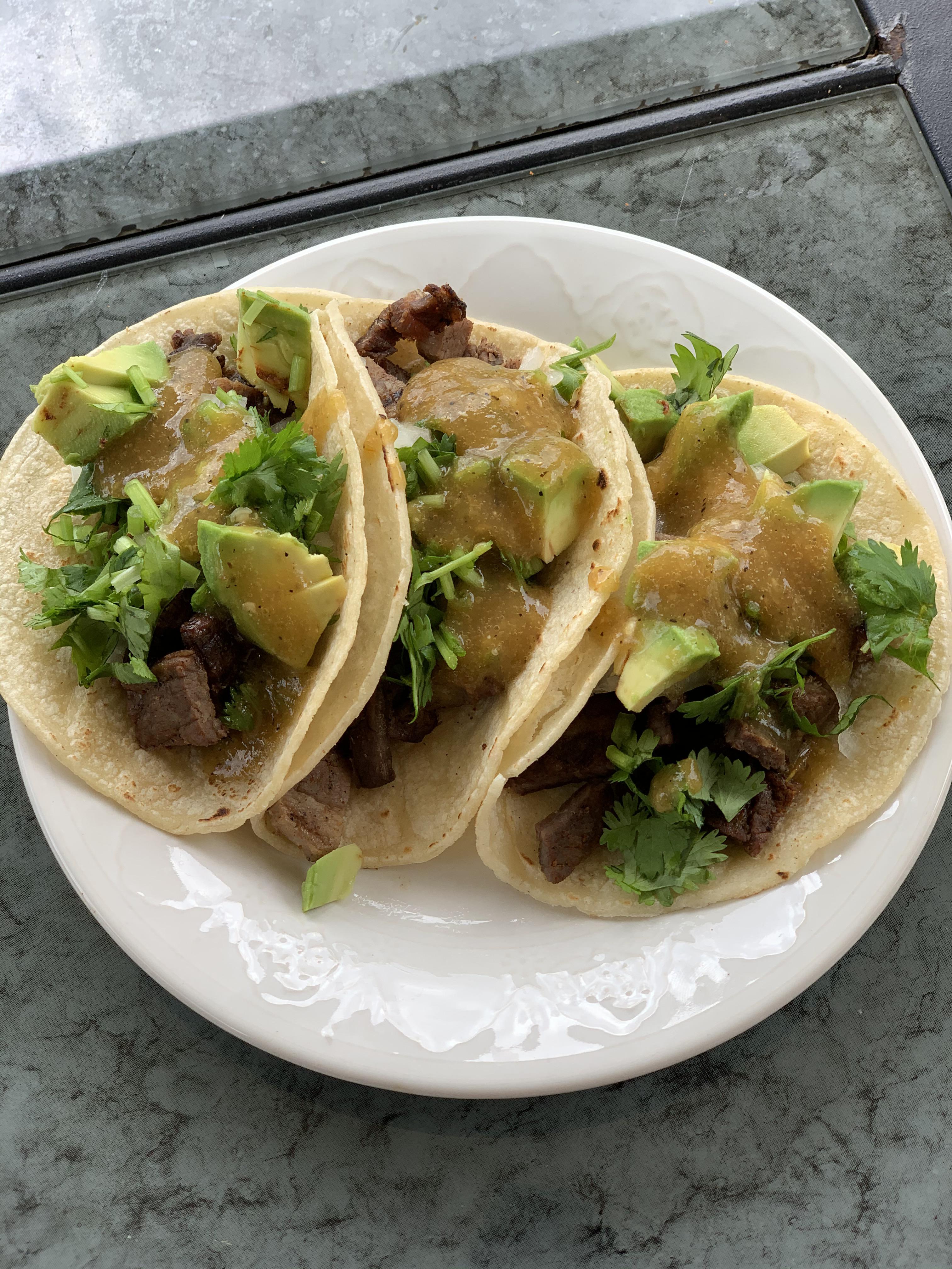 Tacos de carne asada con salsa verde | Scrolller
