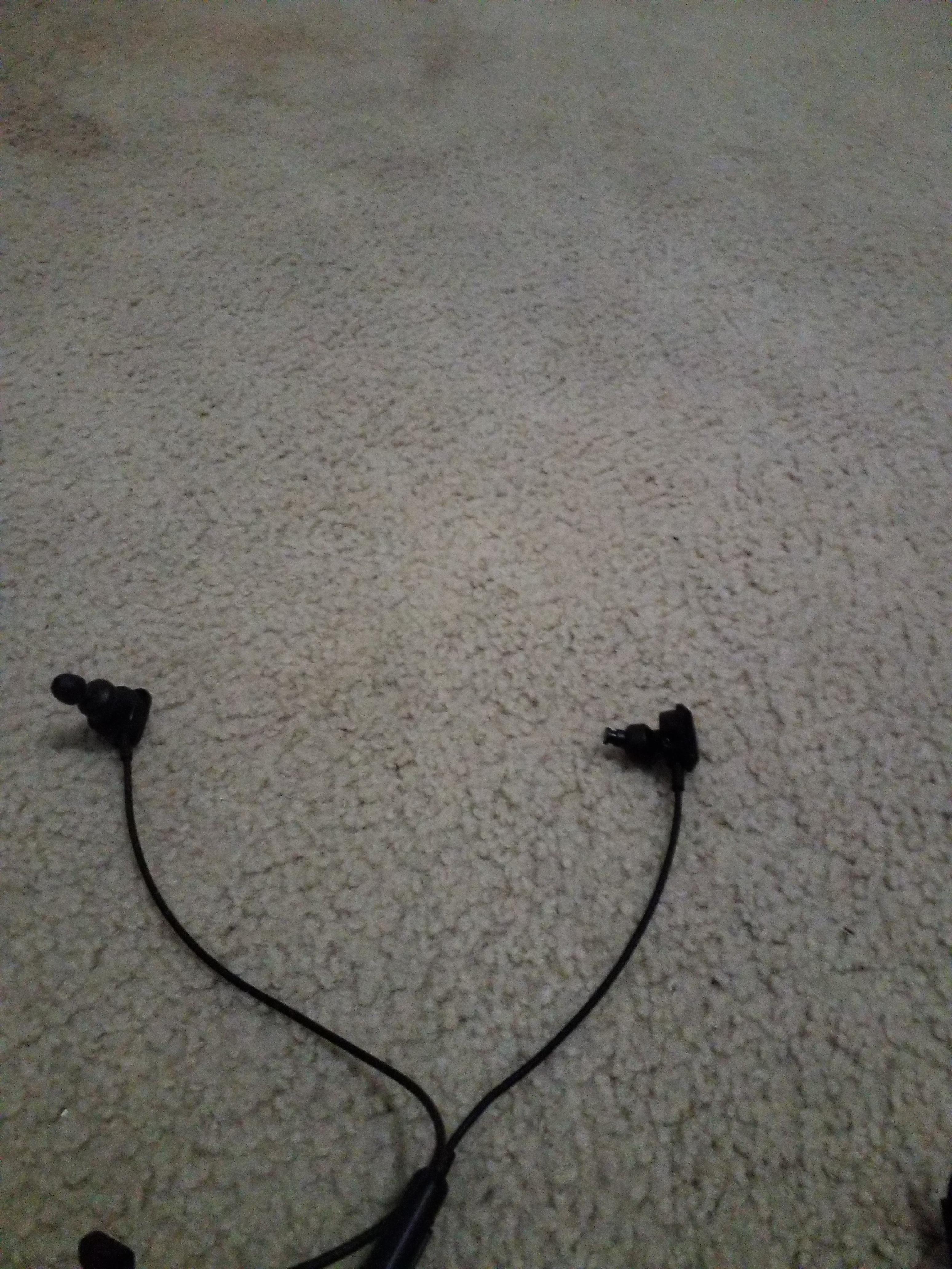 Take a closer look at the right headphone. | Scrolller