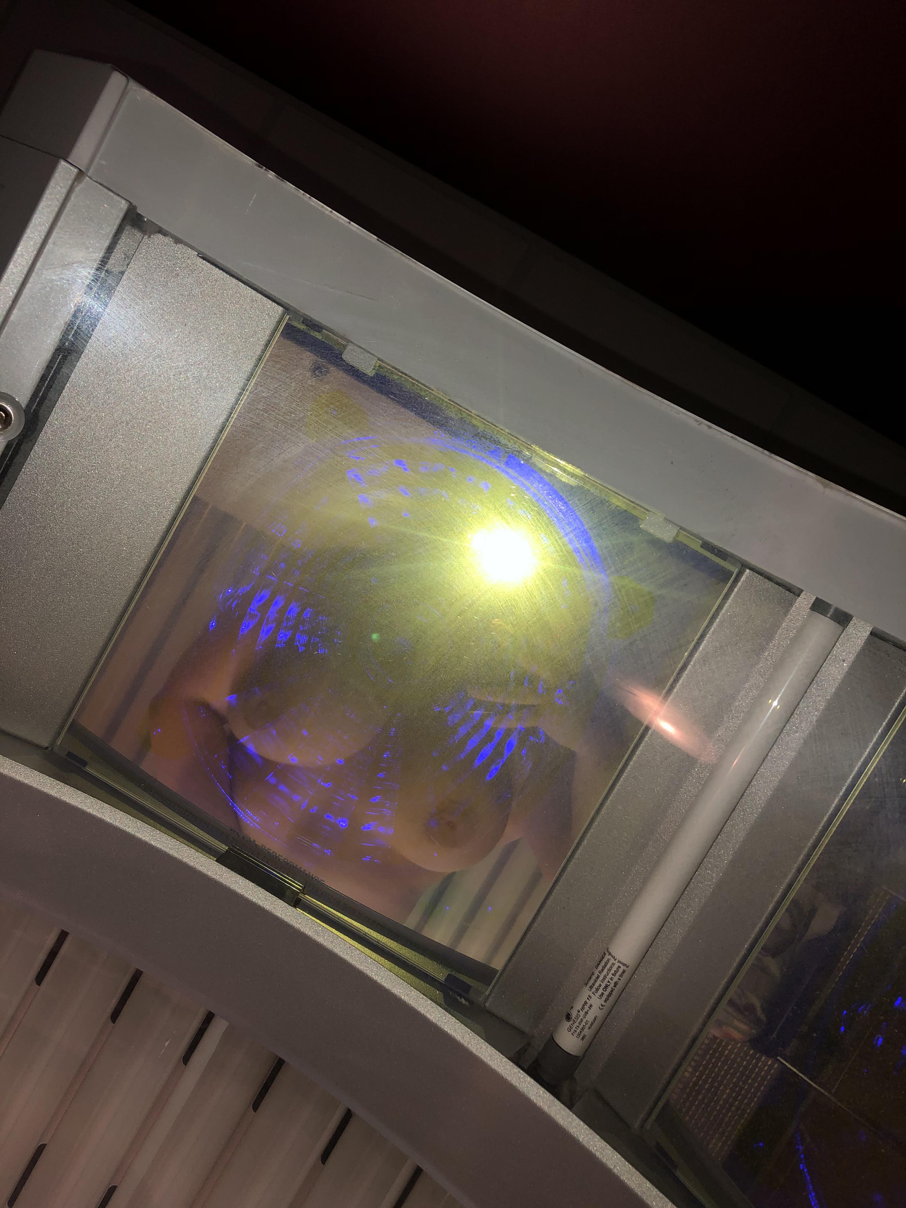 Tanning bed surprise 💋 | Scrolller