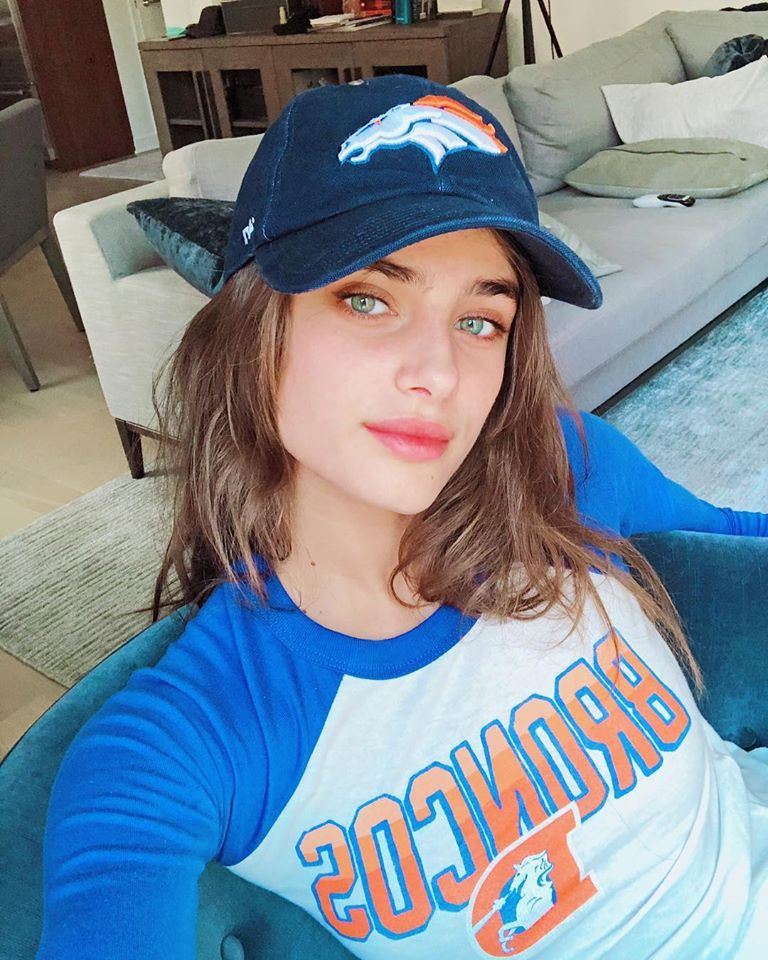 Taylor in a baseball cap [x/post womeninbaseballcaps] | Scrolller