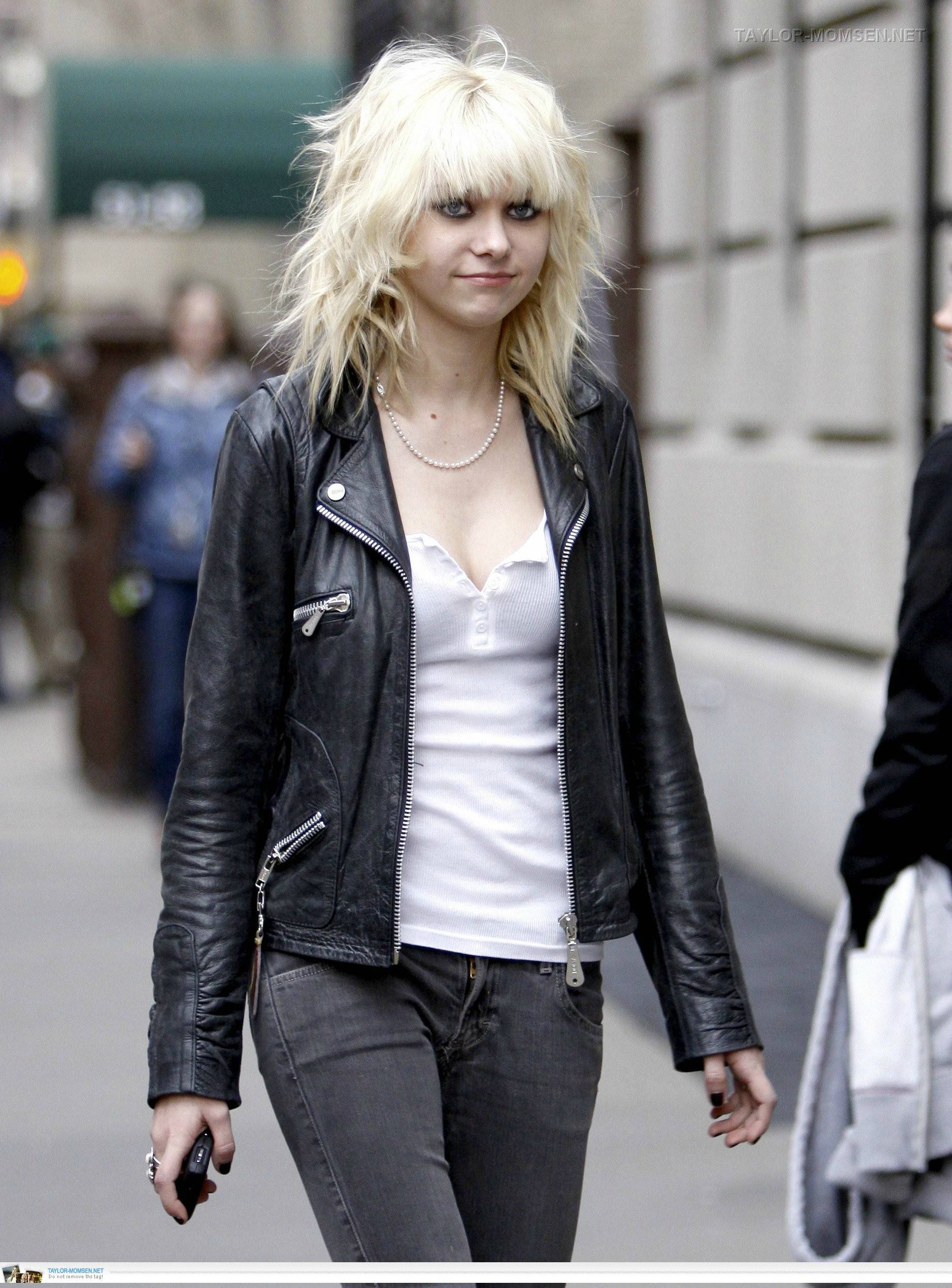 Taylor Momsen Blonde Bangs Dark Eyeliner Scrolller