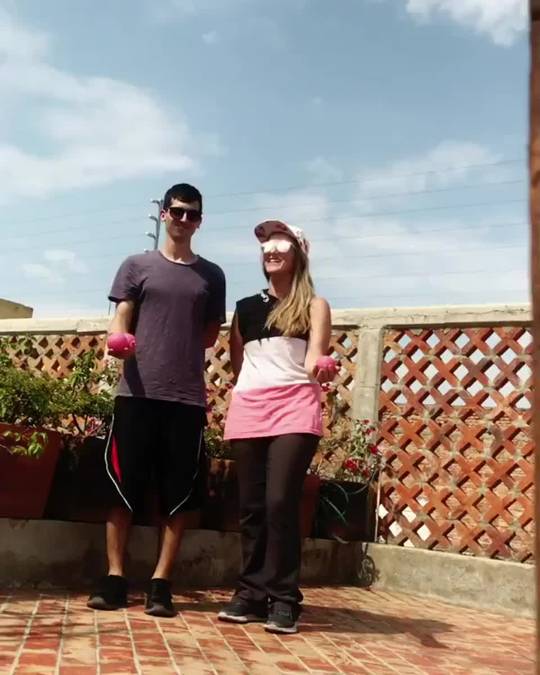 Teamwork & one handing it. | Scrolller