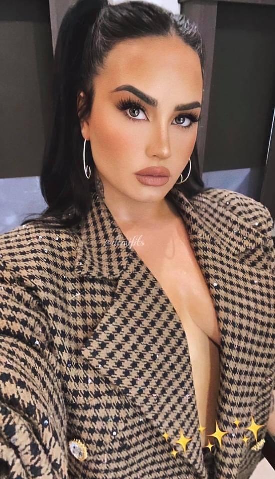 That Side Boob🥵🥵🥵 Scrolller