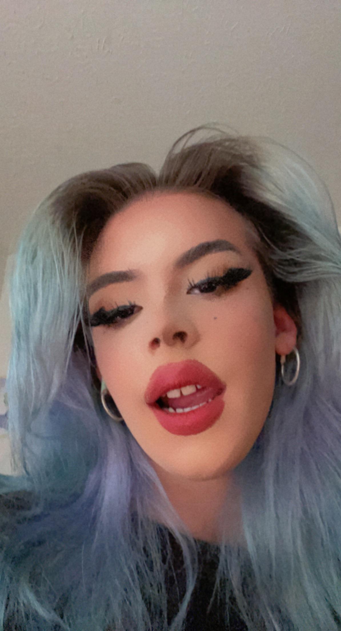 The classic nude lip and liner is just always pretty to me😭😭🥰 | Scrolller