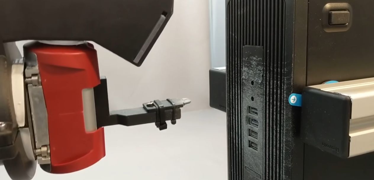 The computer used to teach an AI how to insert a USB stick into a port | Scrolller