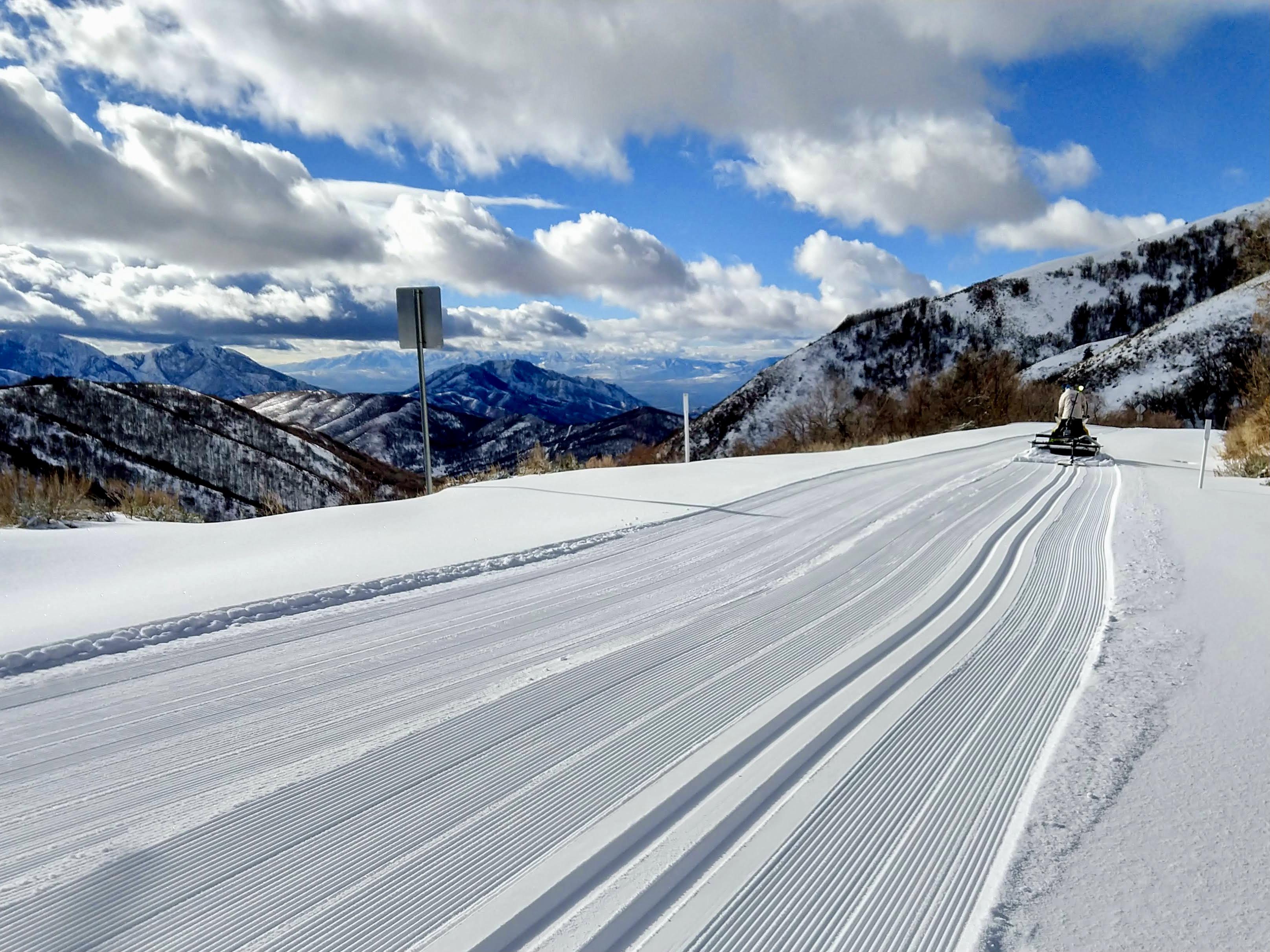 The final touch of a Nordic groom of Big Mountain pass above Salt Lake City. Wonderful skiing ...