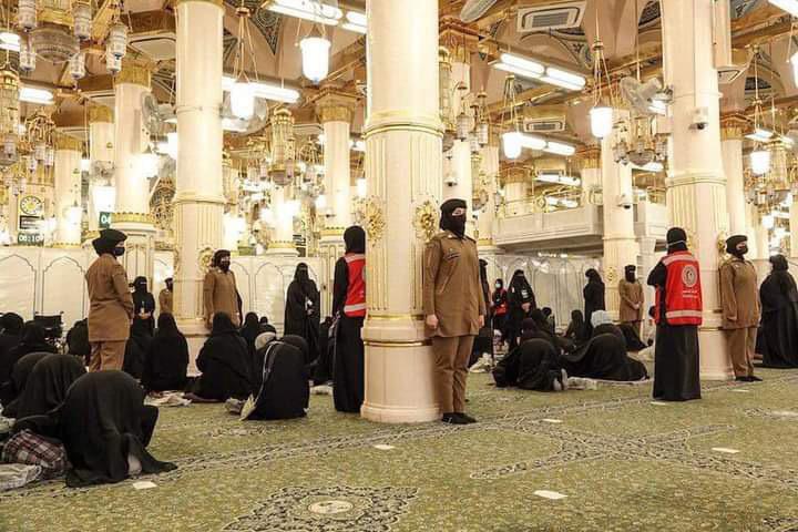 The first appearance of the women police in the Grand Mosque in Mecca -Saudi Arabia | Scrolller