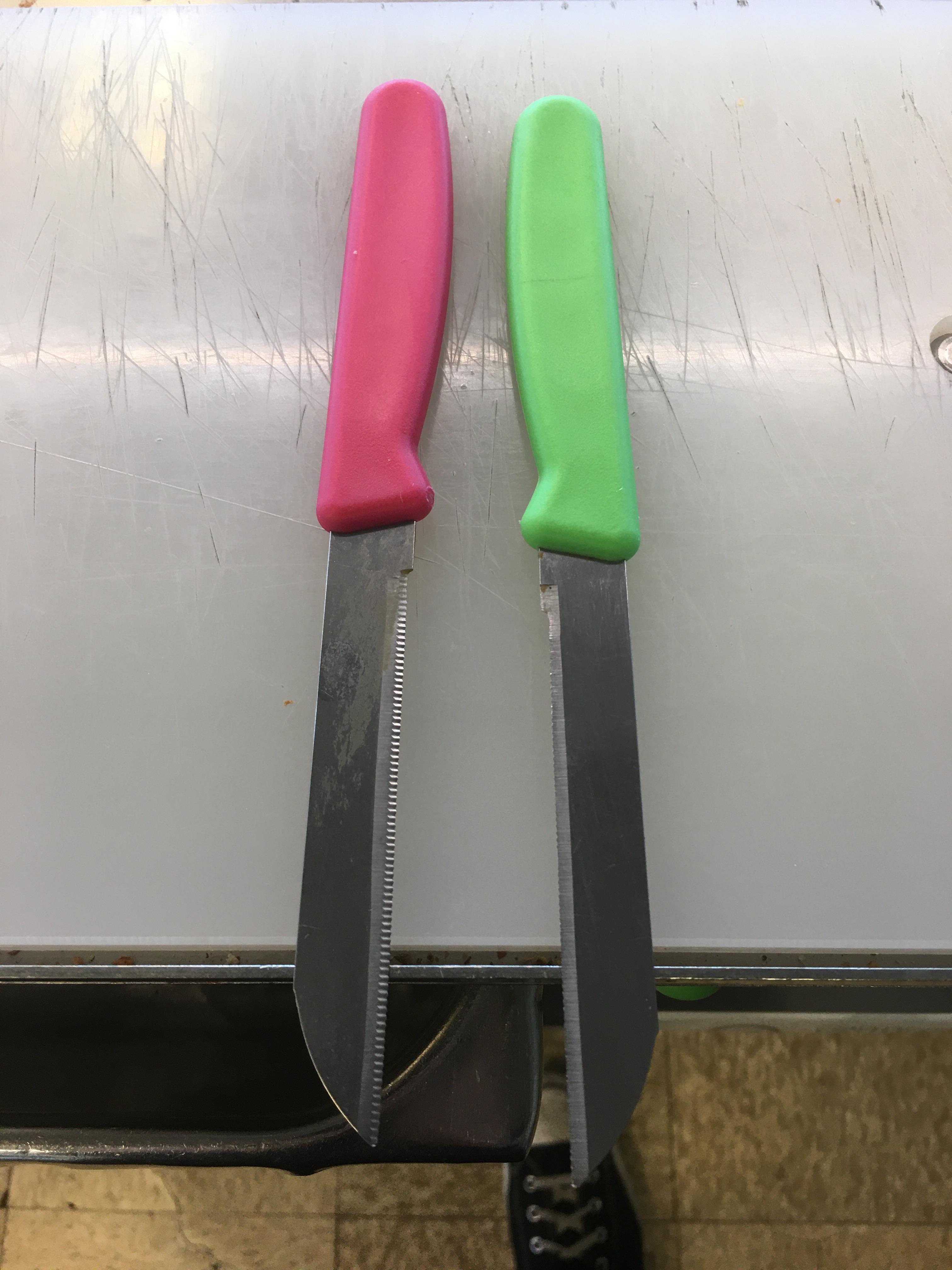 The knives at Subway | Scrolller