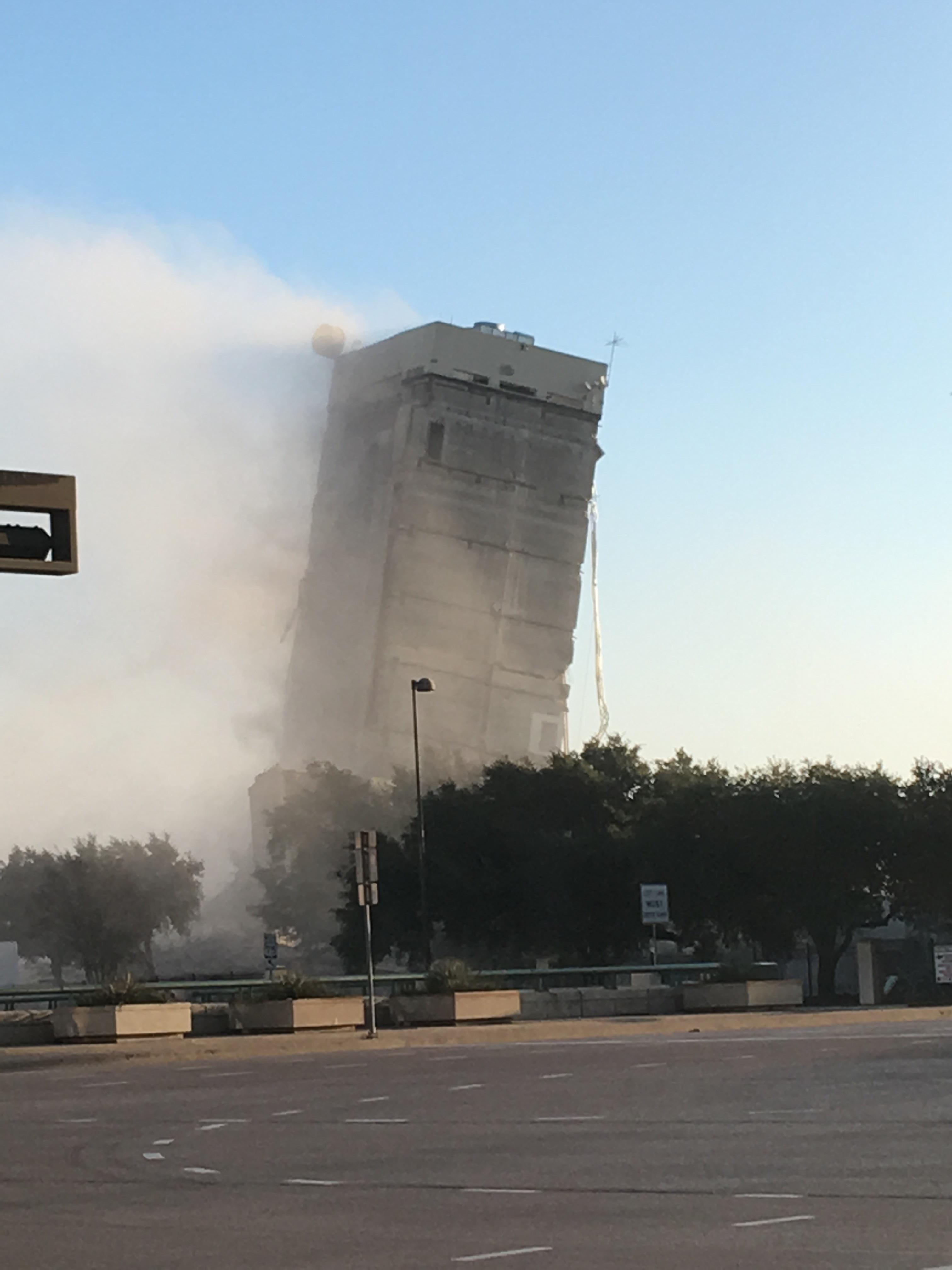 The leaning tower of Dallas | Scrolller