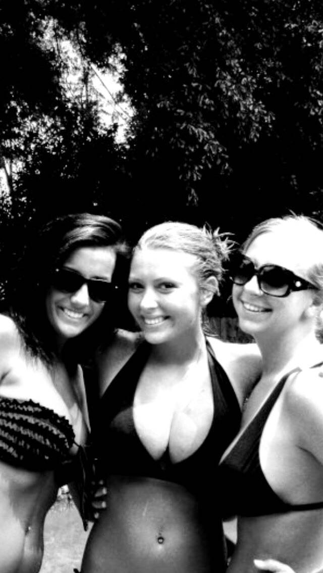 The middle one LOVES giving hugs to all the guys! | Scrolller