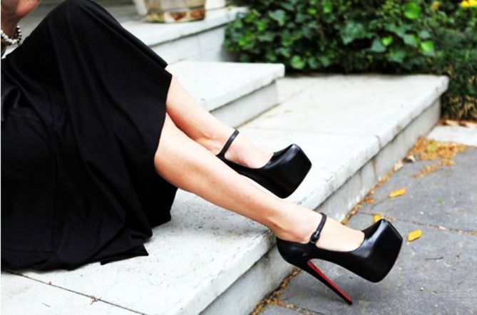 The only way to sit on steps | Scrolller