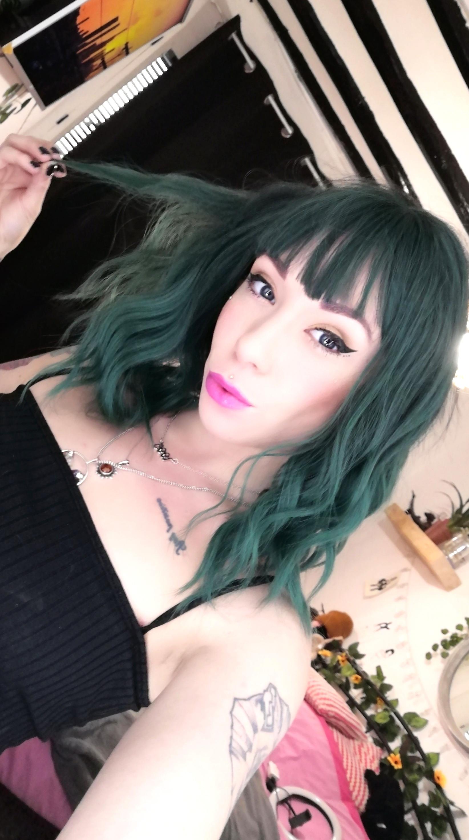 The pink looks cute with the green wig 😍 | Scrolller