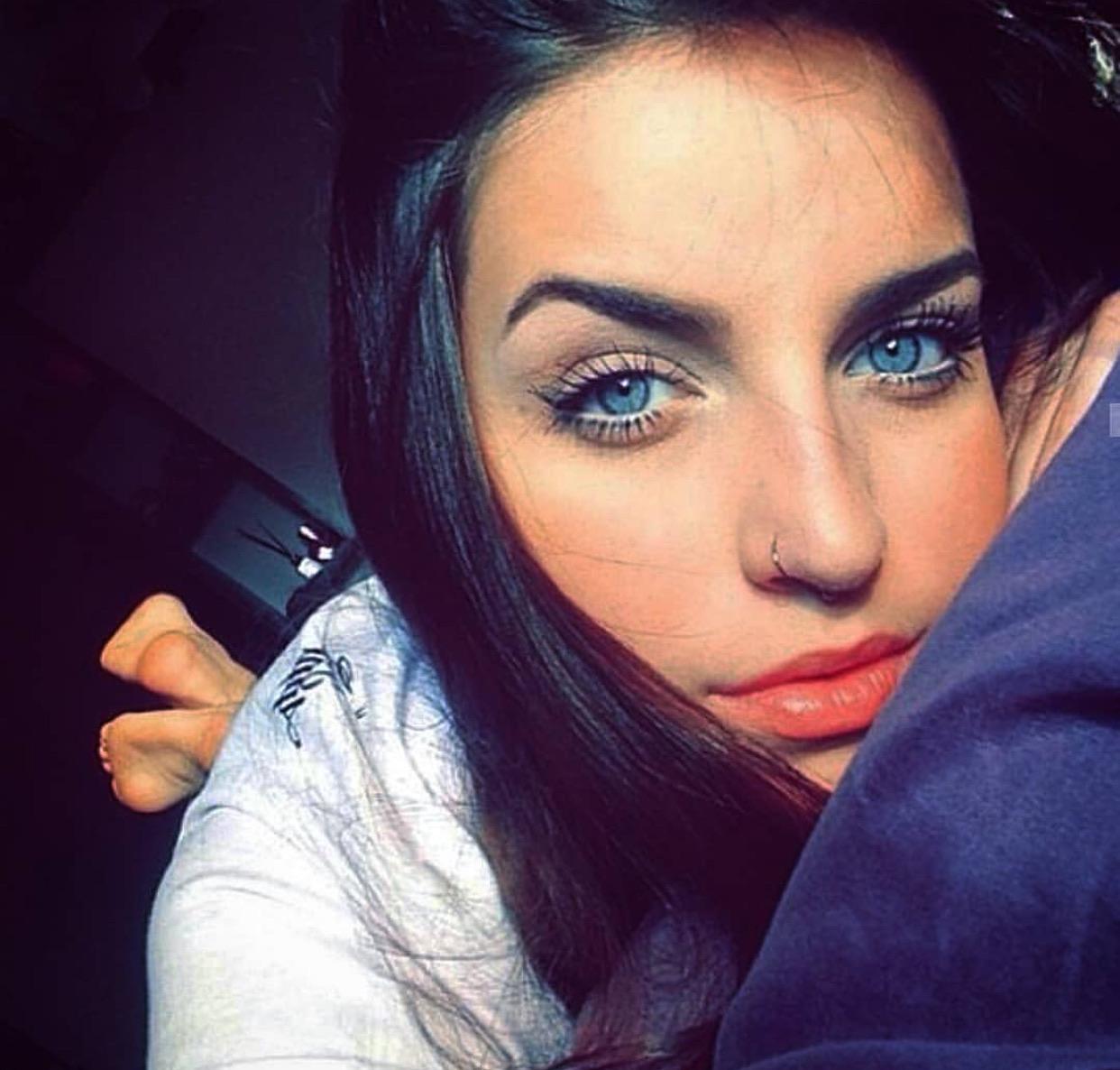 The pose | Scrolller