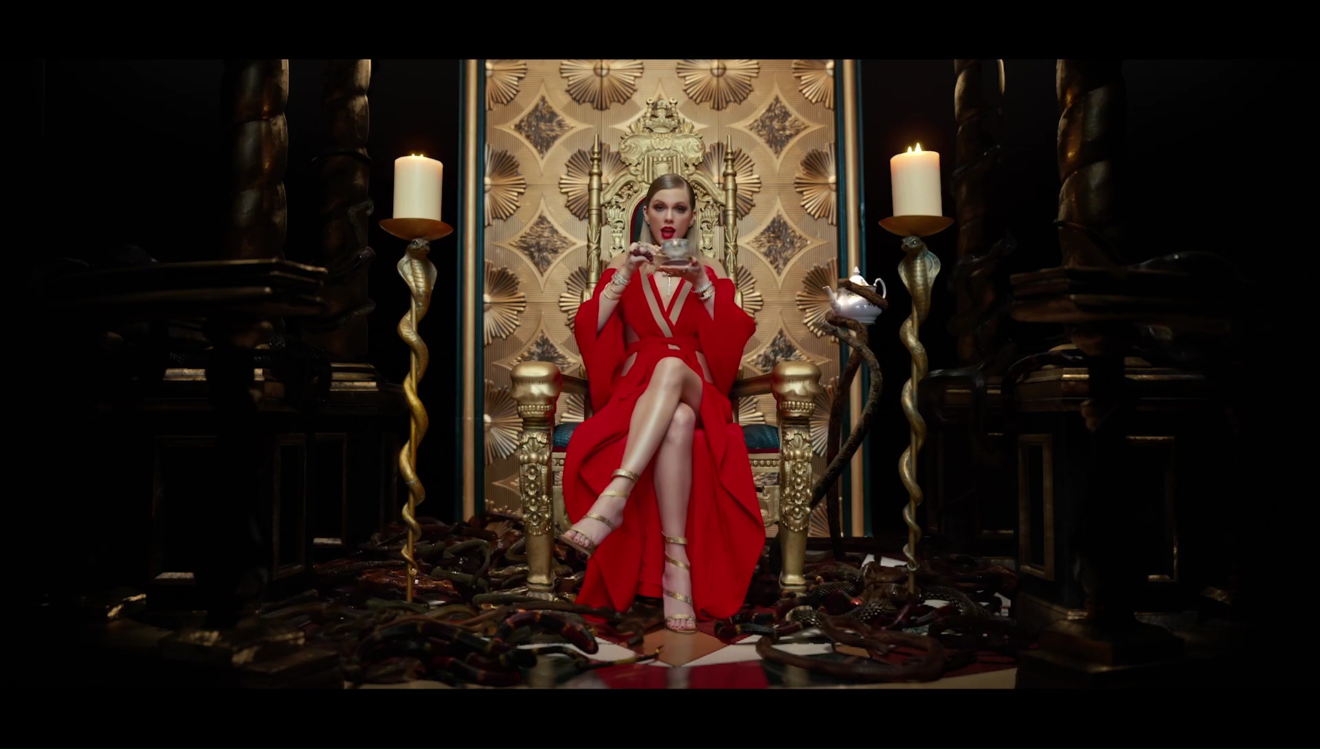 The Queen On Her Throne | Scrolller