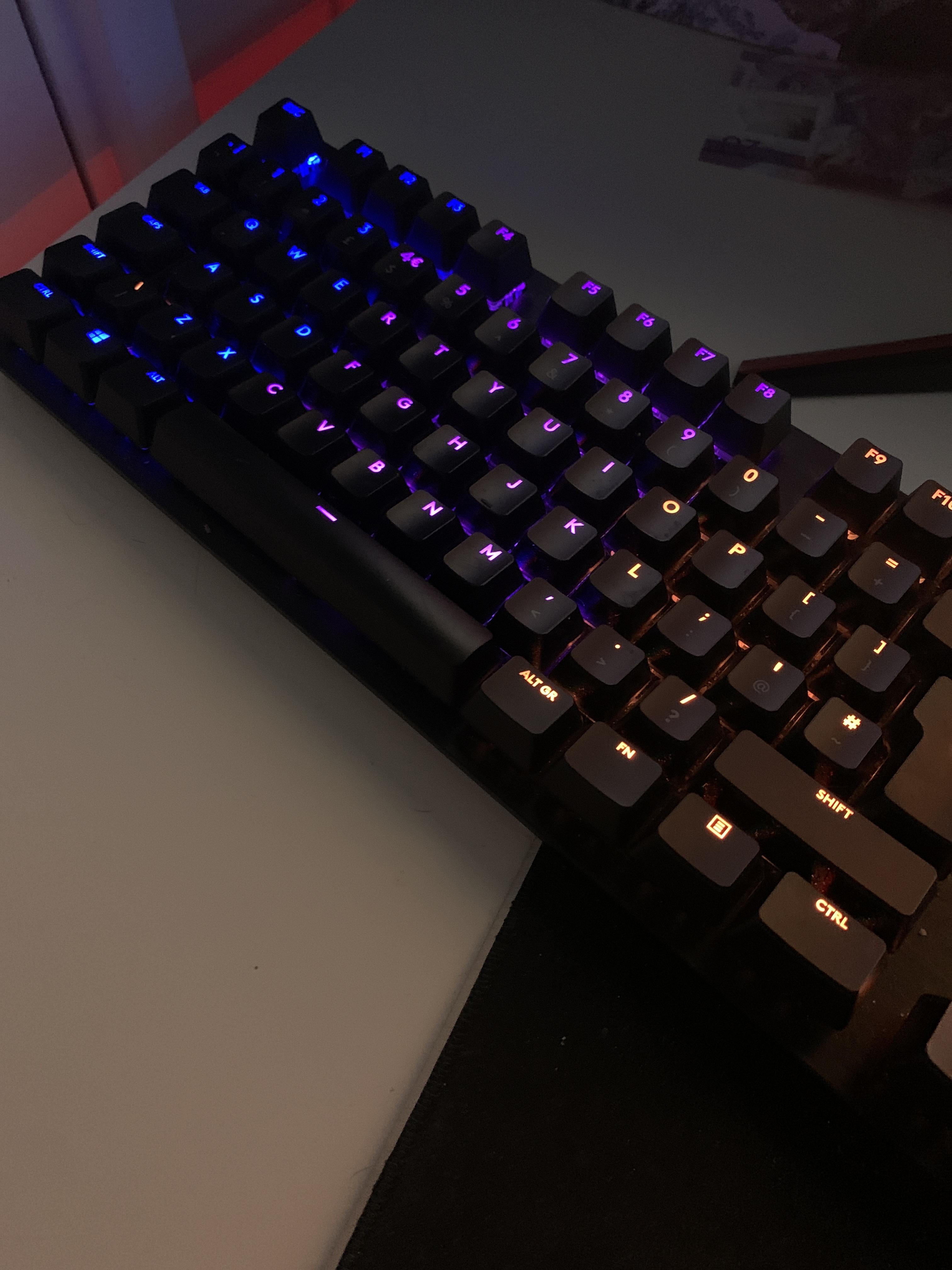 The screen sampler mode on my keyboard has one key that is the wrong colour | Scrolller