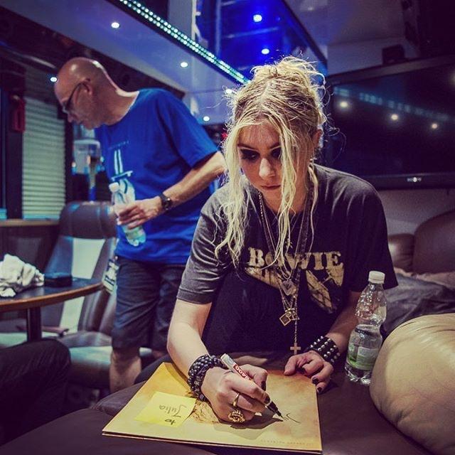 The Signing | Scrolller