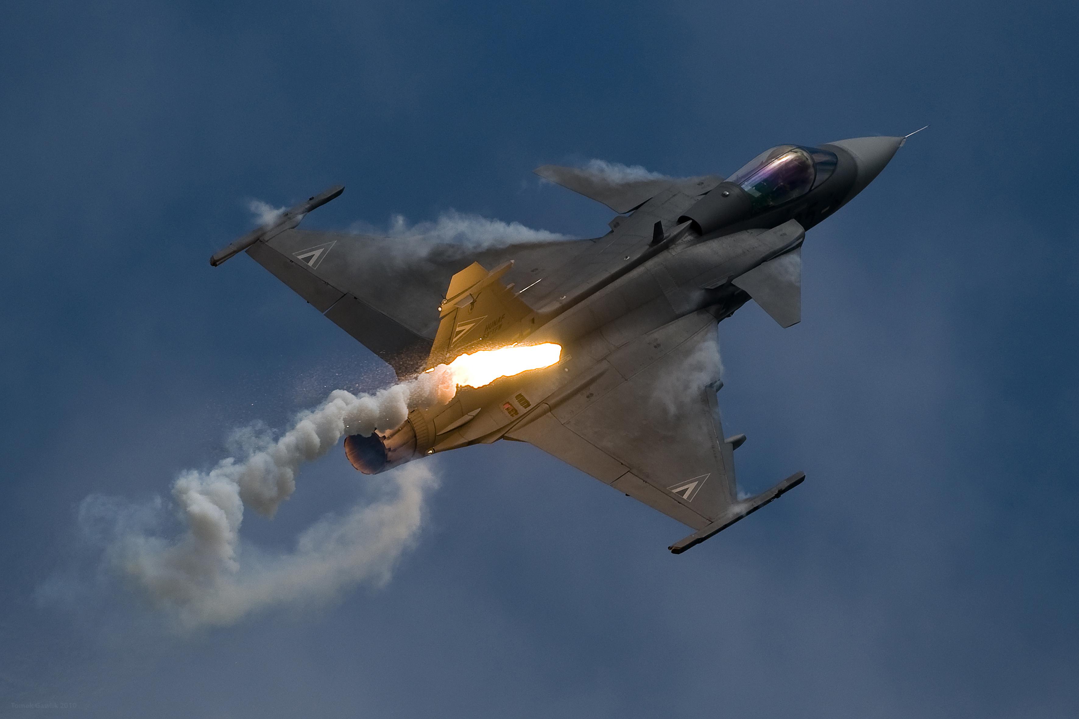 The sleek SAAB Gripen-C using flares | Scrolller