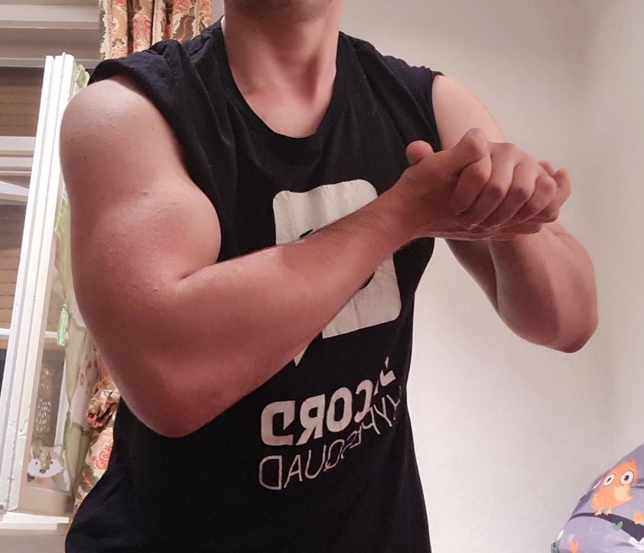 There is never enough biceps pumping 😜 /19 yo/ | Scrolller