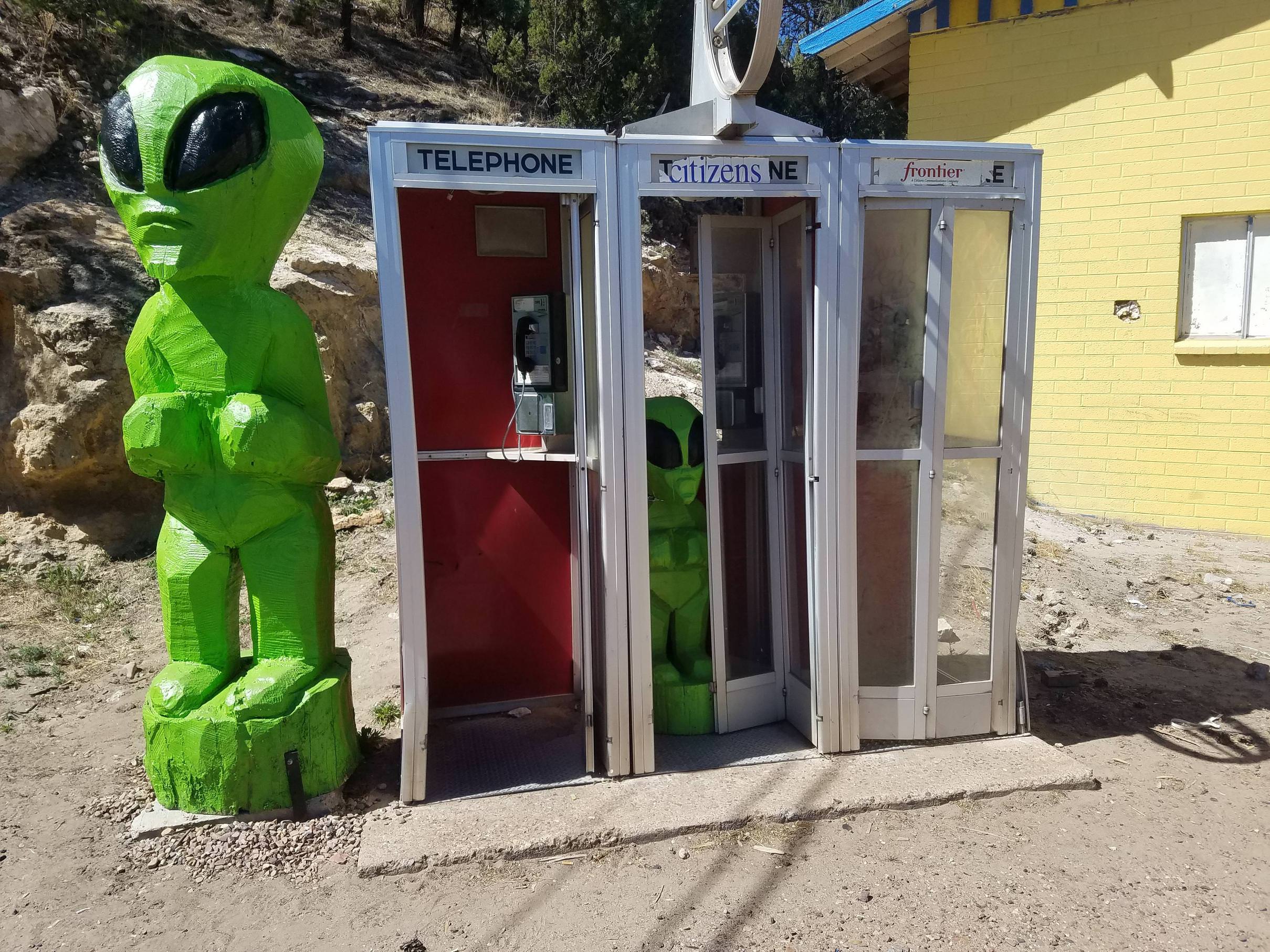 These are the phone booths where Travis Walton phoned home from after his abduction | Scrolller