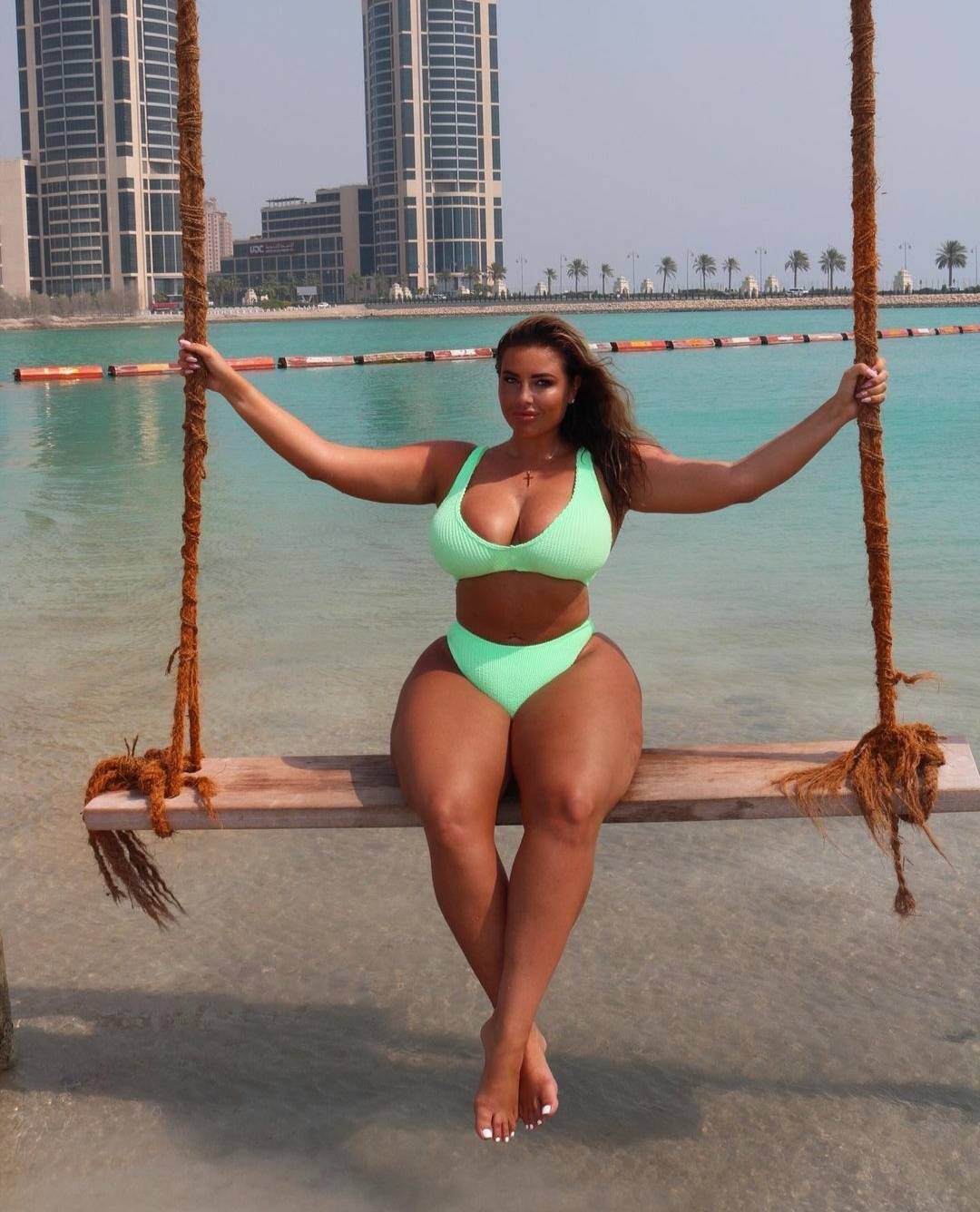 Thicc on a swing | Scrolller