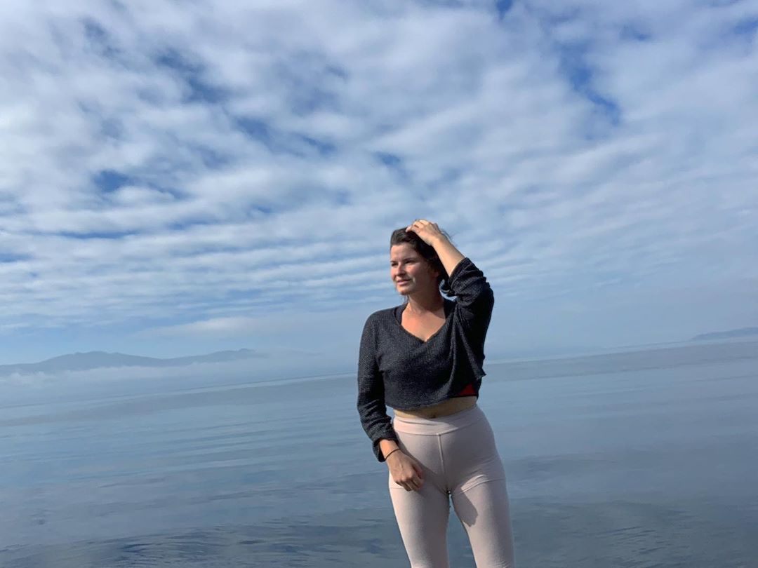 Thick cameltoe in white leggings | Scrolller