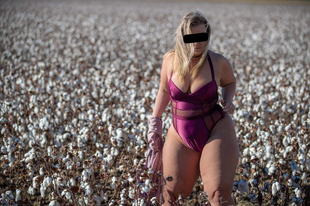 Thick thighs in the cotton patch. | Scrolller