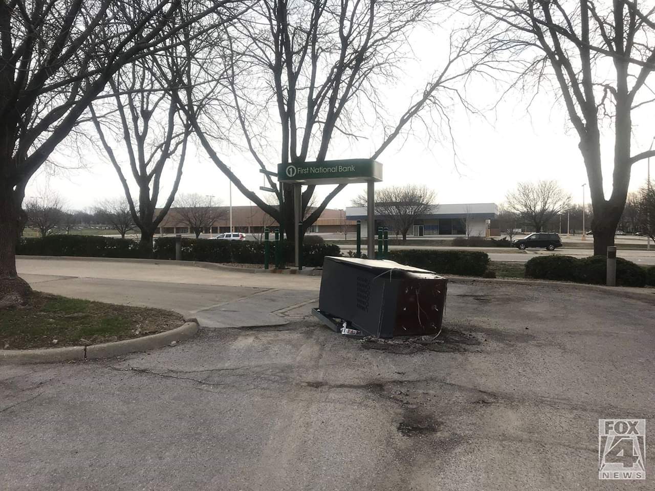 Thieves try to take an ATM and it gets stuck in a pothole | Scrolller