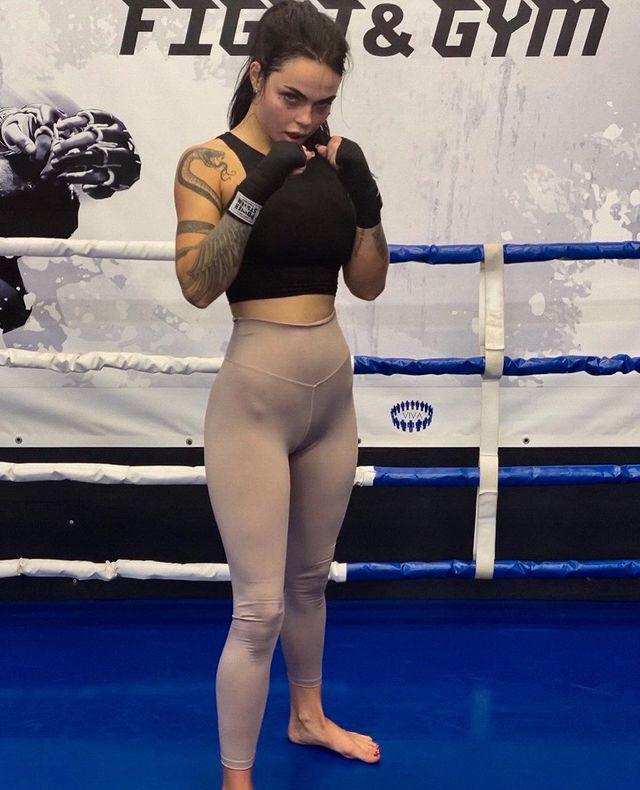 Think I can volunteer as her punching bag? 🤤 | Scrolller