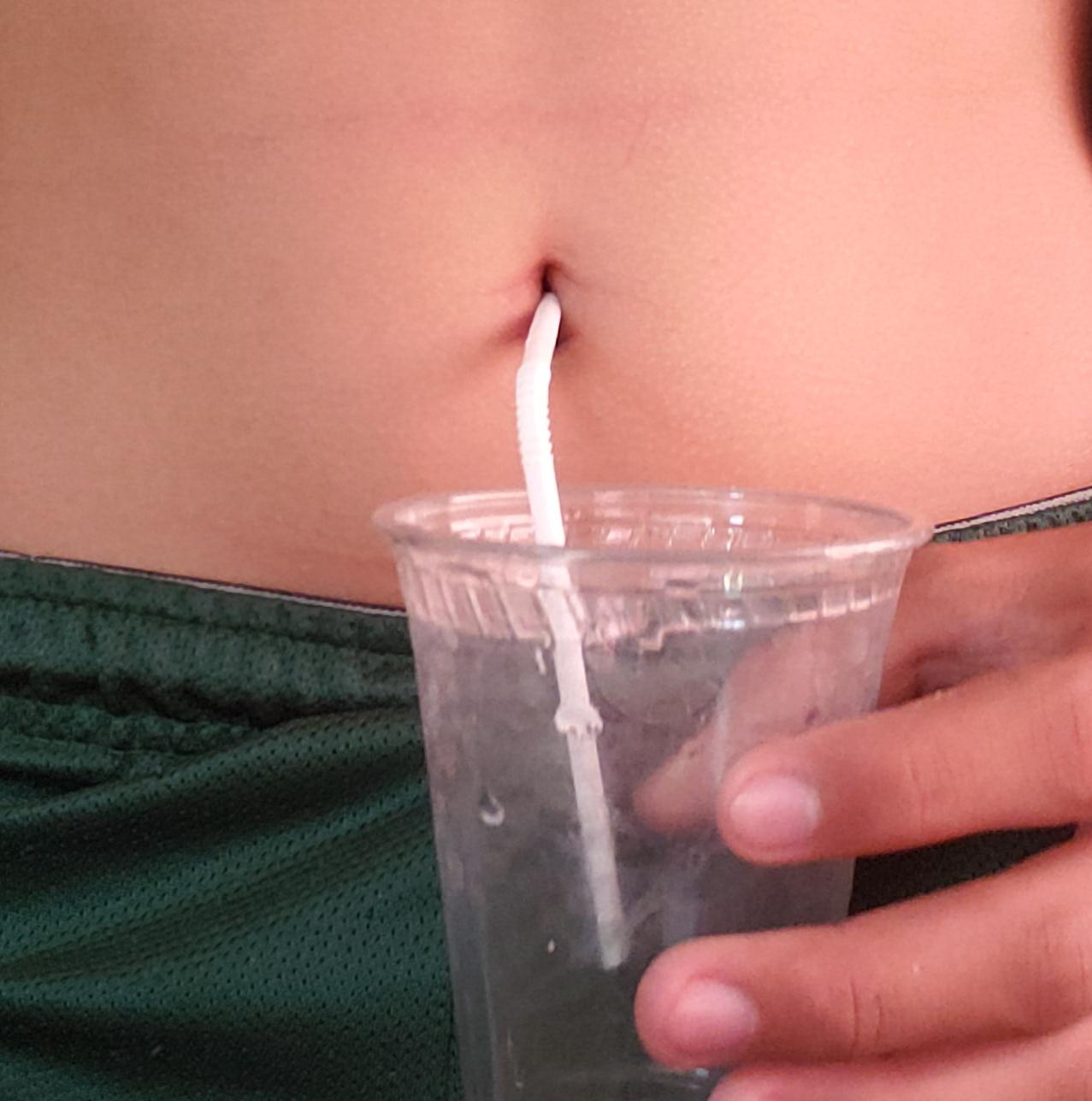 Thirsty belly button | Scrolller