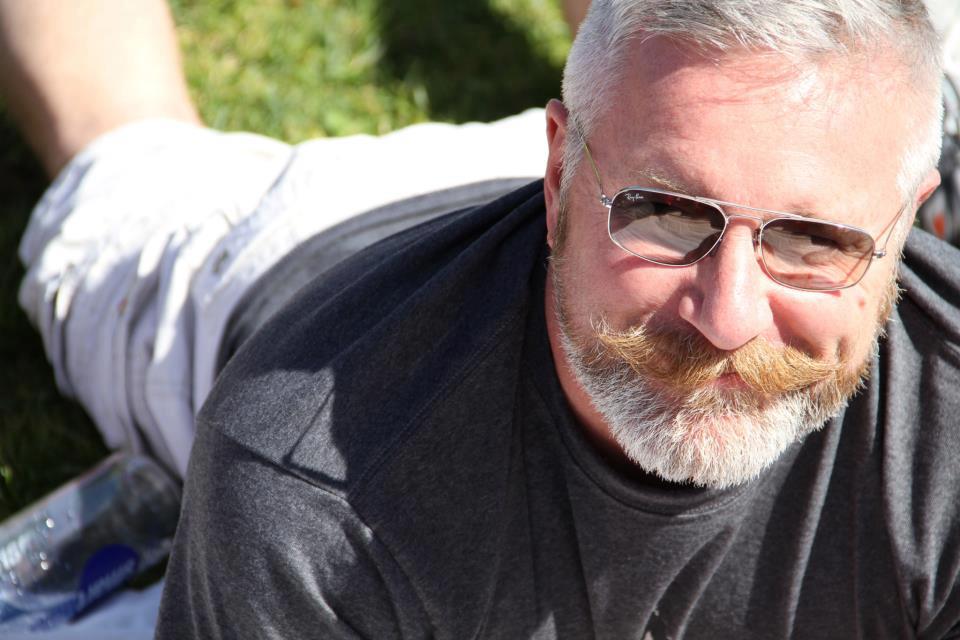 This daddy has some badass Ray-Bans. | Scrolller