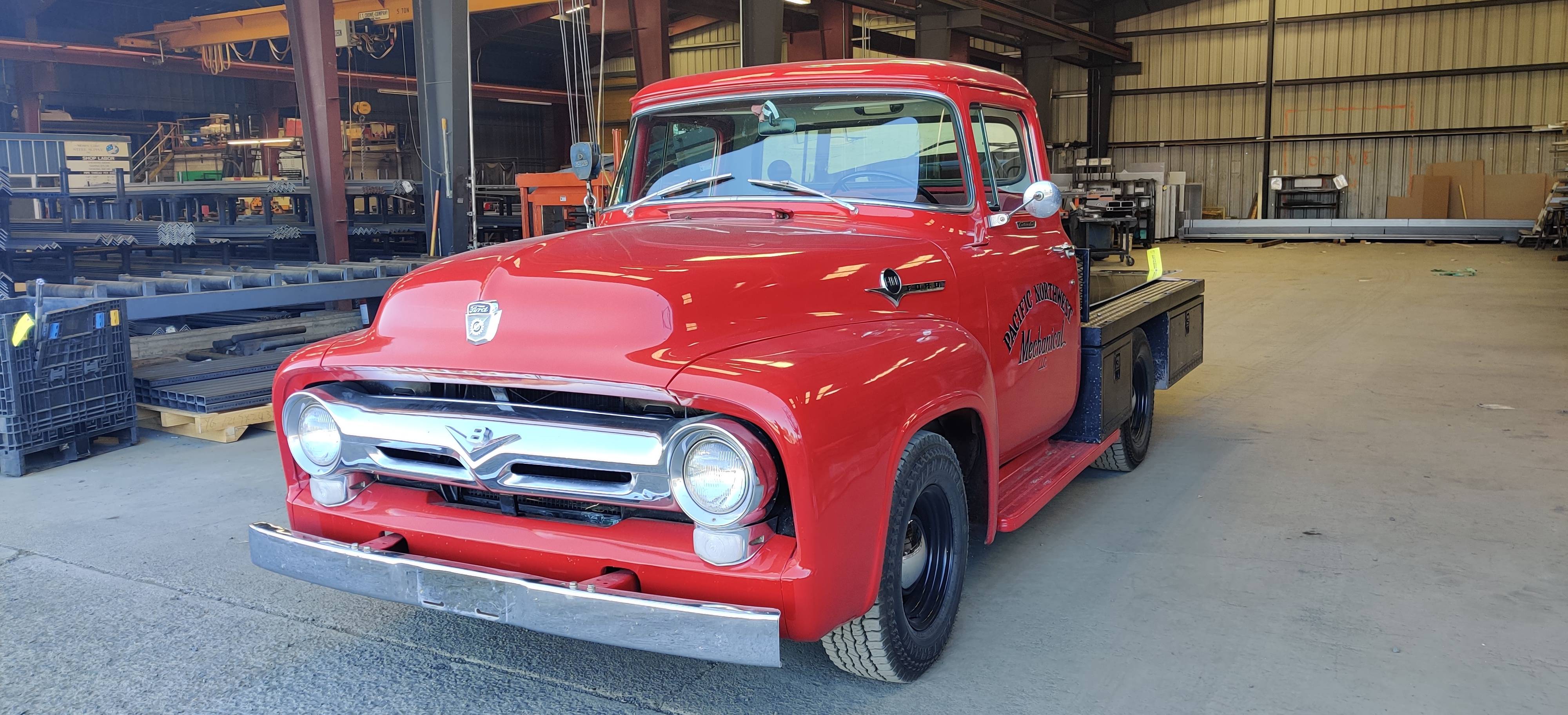 This guy came into work earlier today. That's one hell of a flatbed! | Scrolller