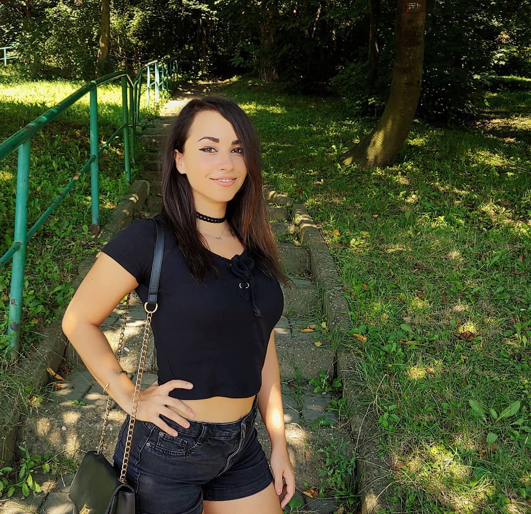 This is Sara | Scrolller