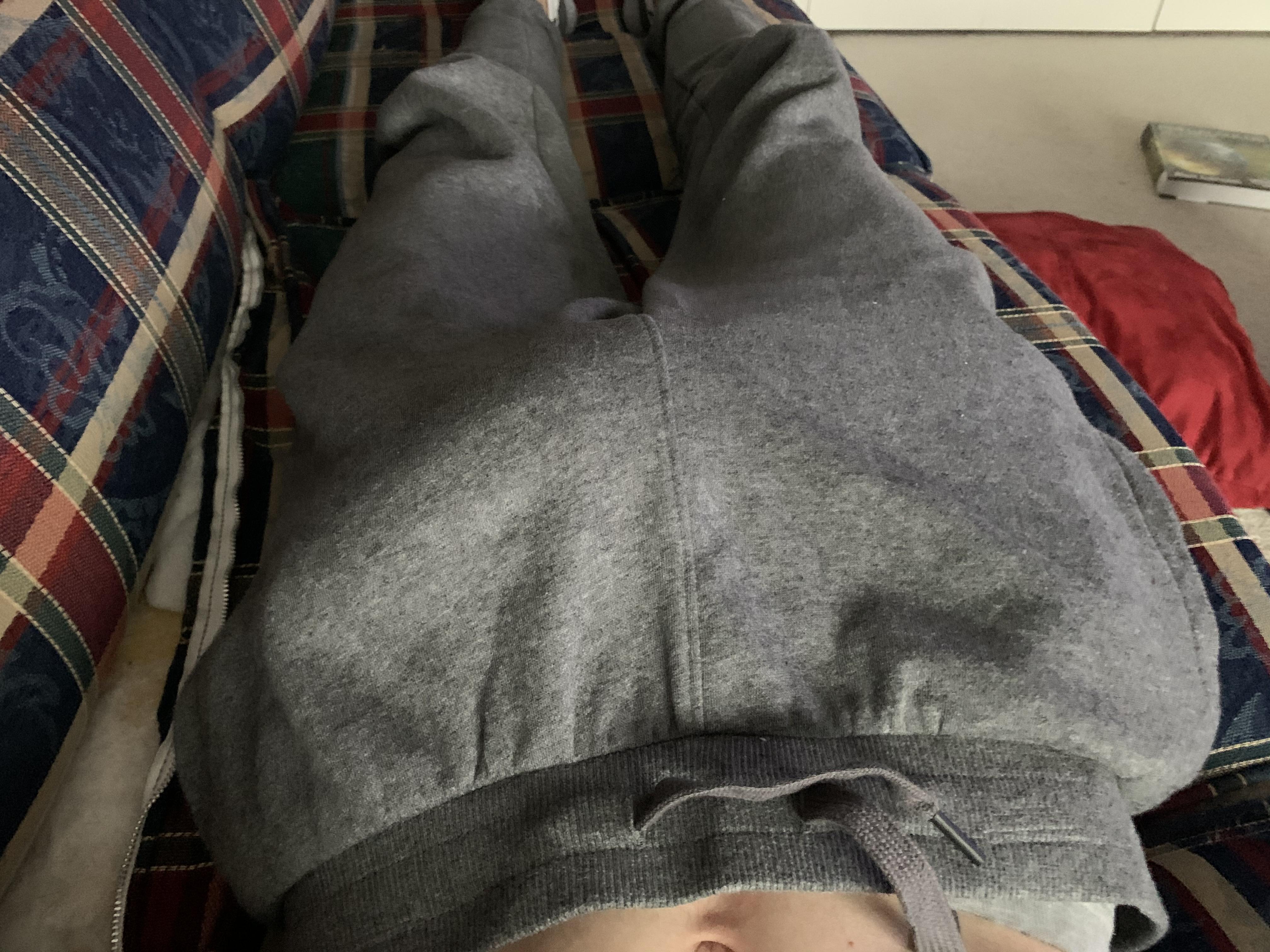 This is what a real man’s bulge should look like in grey sweatpants | Scrolller