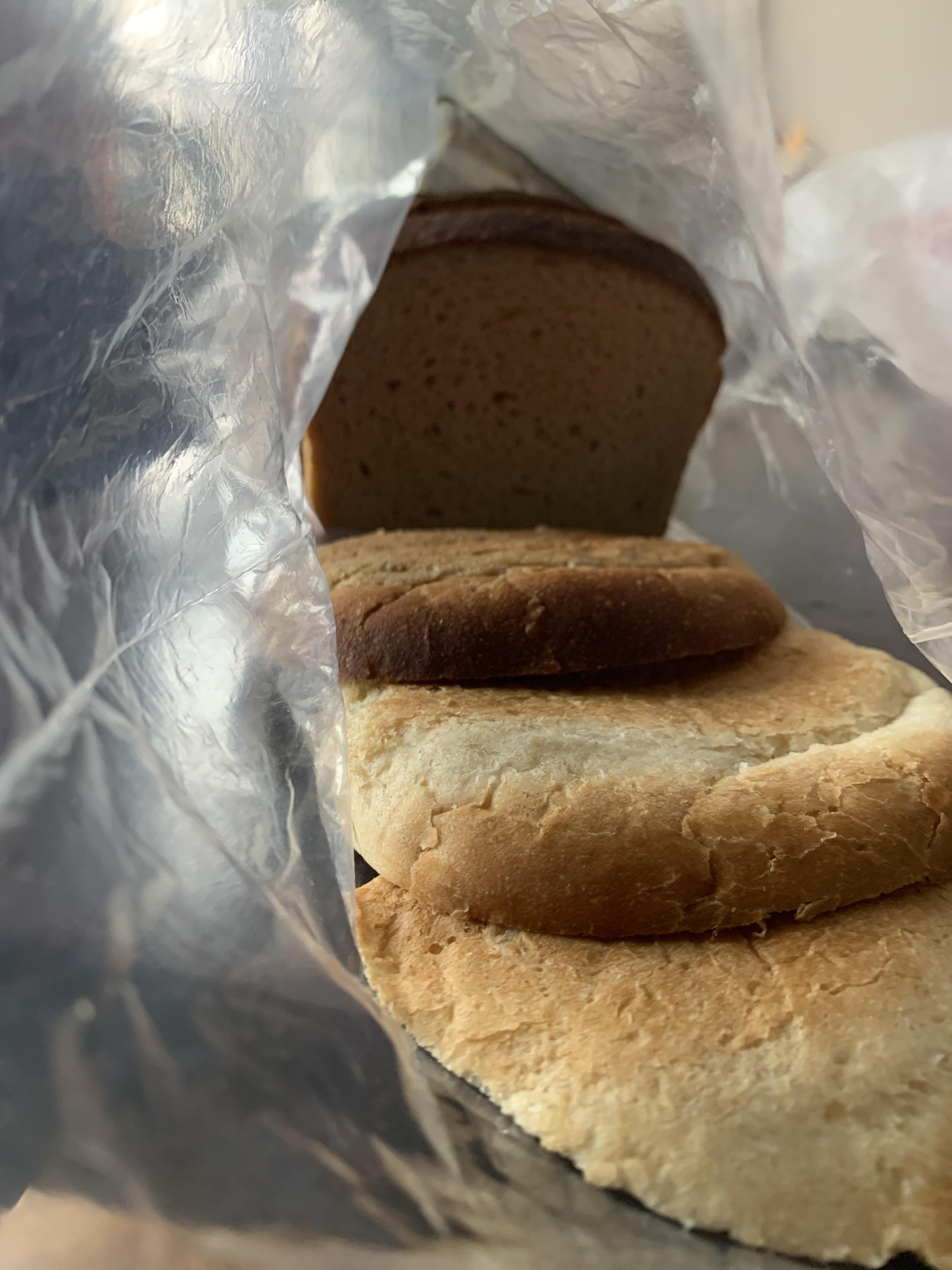 This loaf of bread came with 3 end pieces | Scrolller