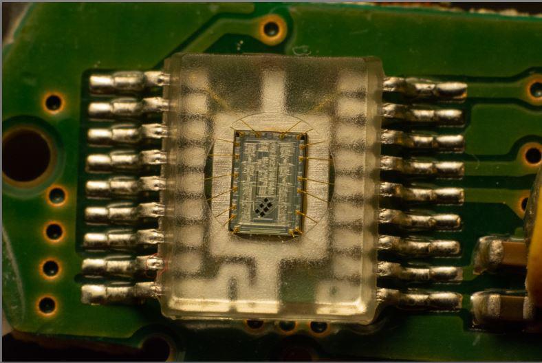 This translucent IC package | Scrolller