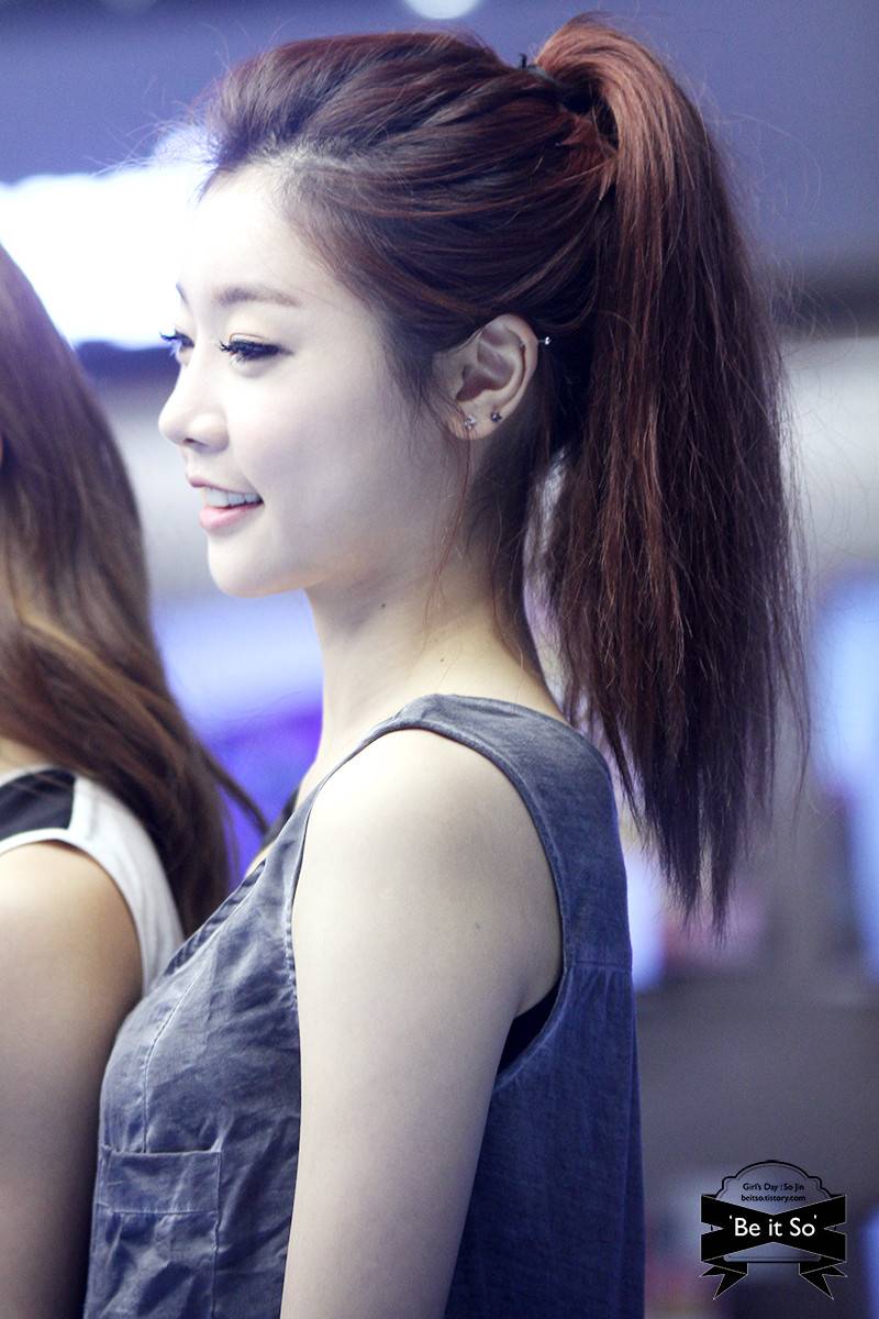 Those ear piercings | Scrolller