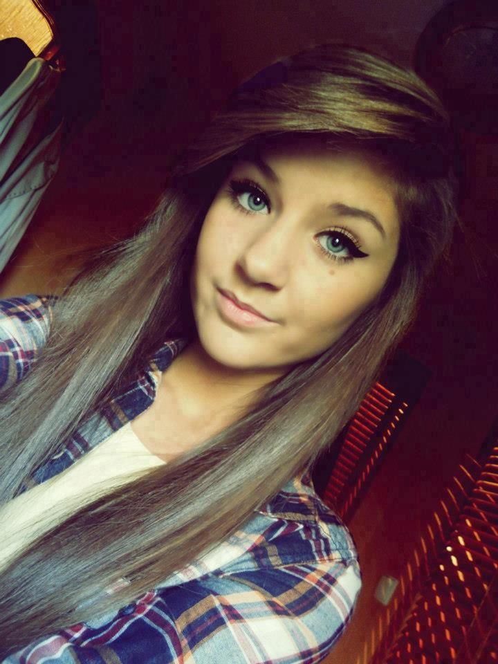 Those eyes, that hair.....Mom get the camera!! | Scrolller