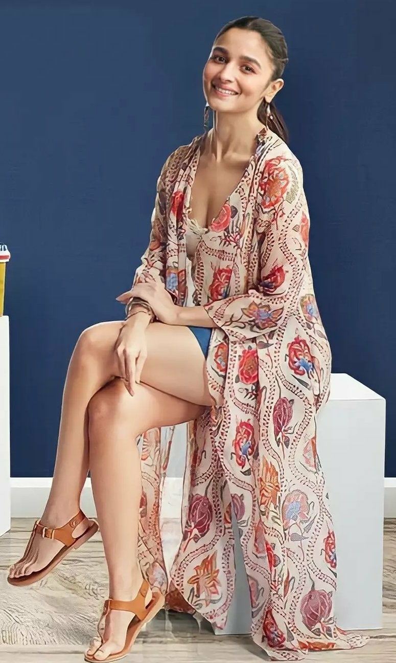 Those legs and that Cleavage.. ufff | Scrolller