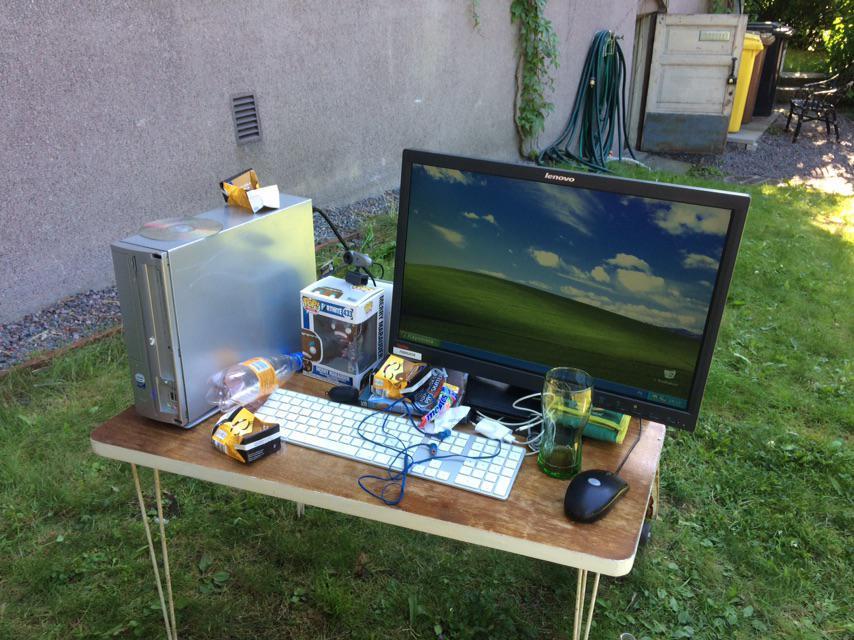 Three legged desk | Scrolller