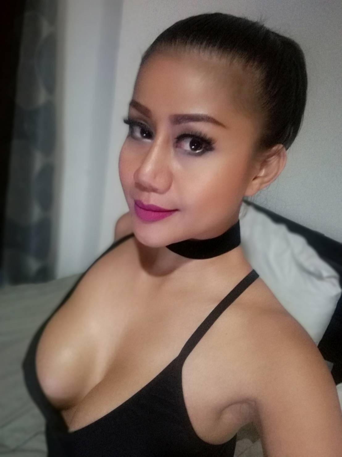 Tight dress and my favorite choker | Scrolller