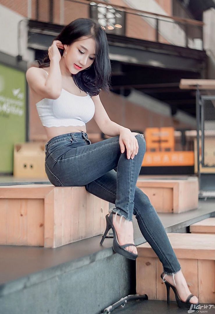 Tight Jeans | Scrolller