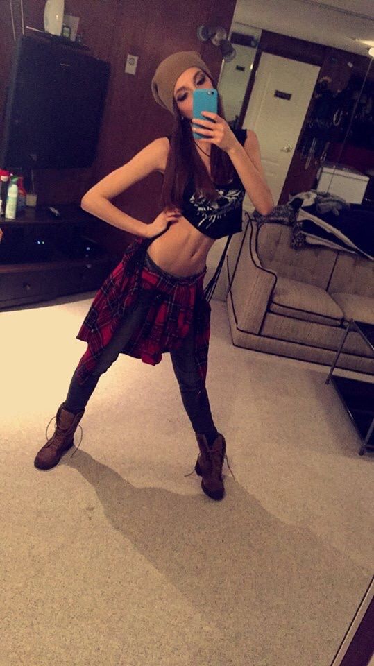 Tight tummy | Scrolller