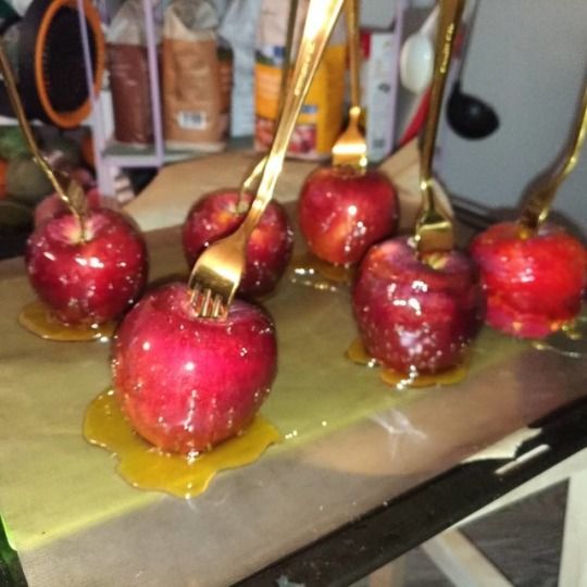 Toffee apples | Scrolller