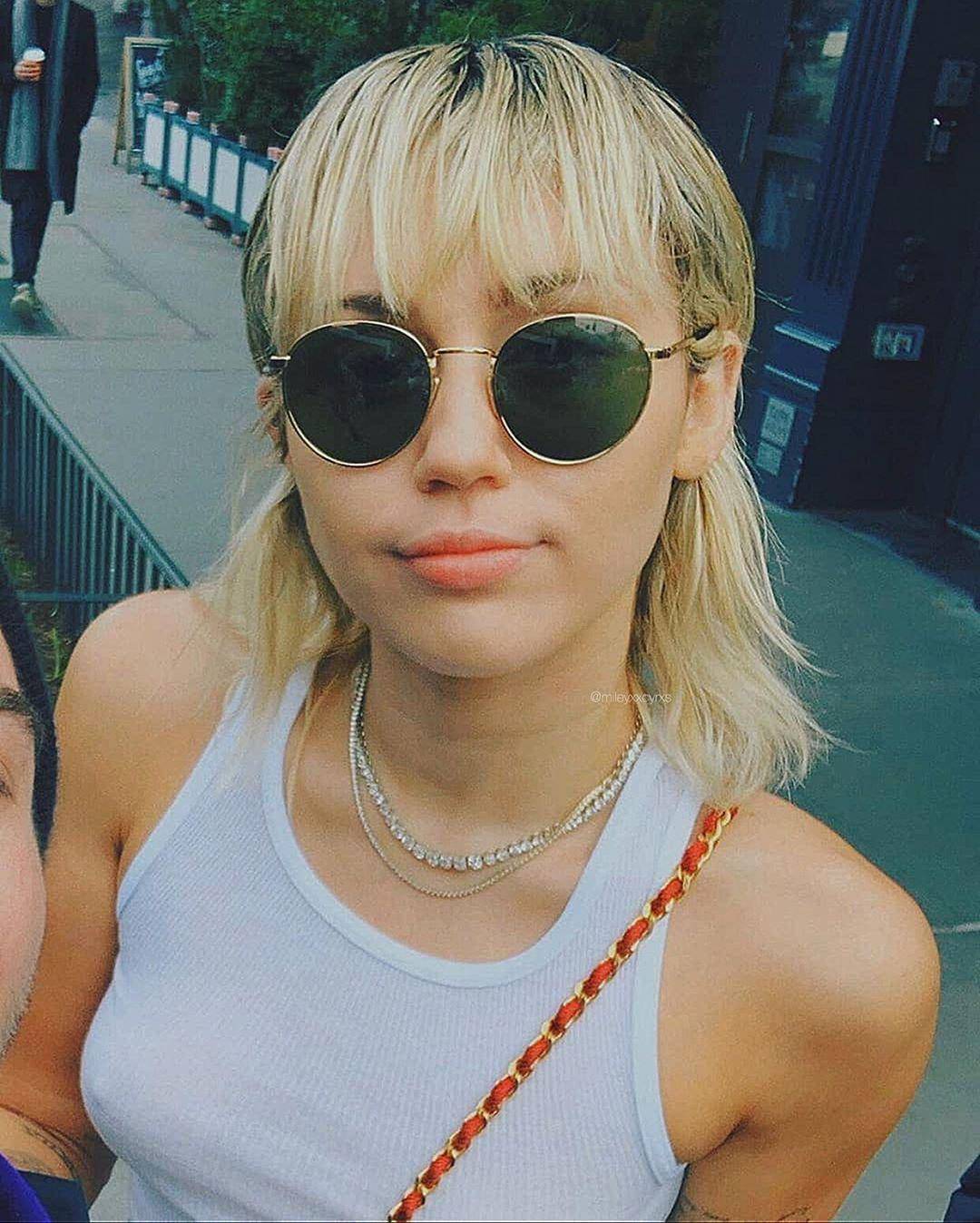 Too cool for bras | Scrolller