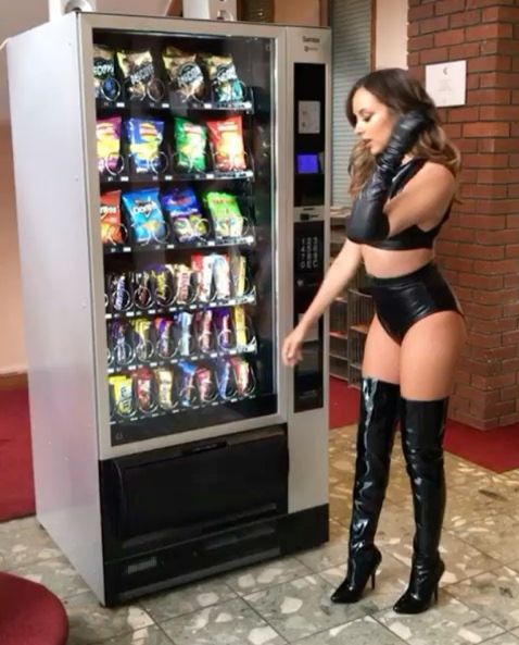 Tough to pick between a Twix and her | Scrolller