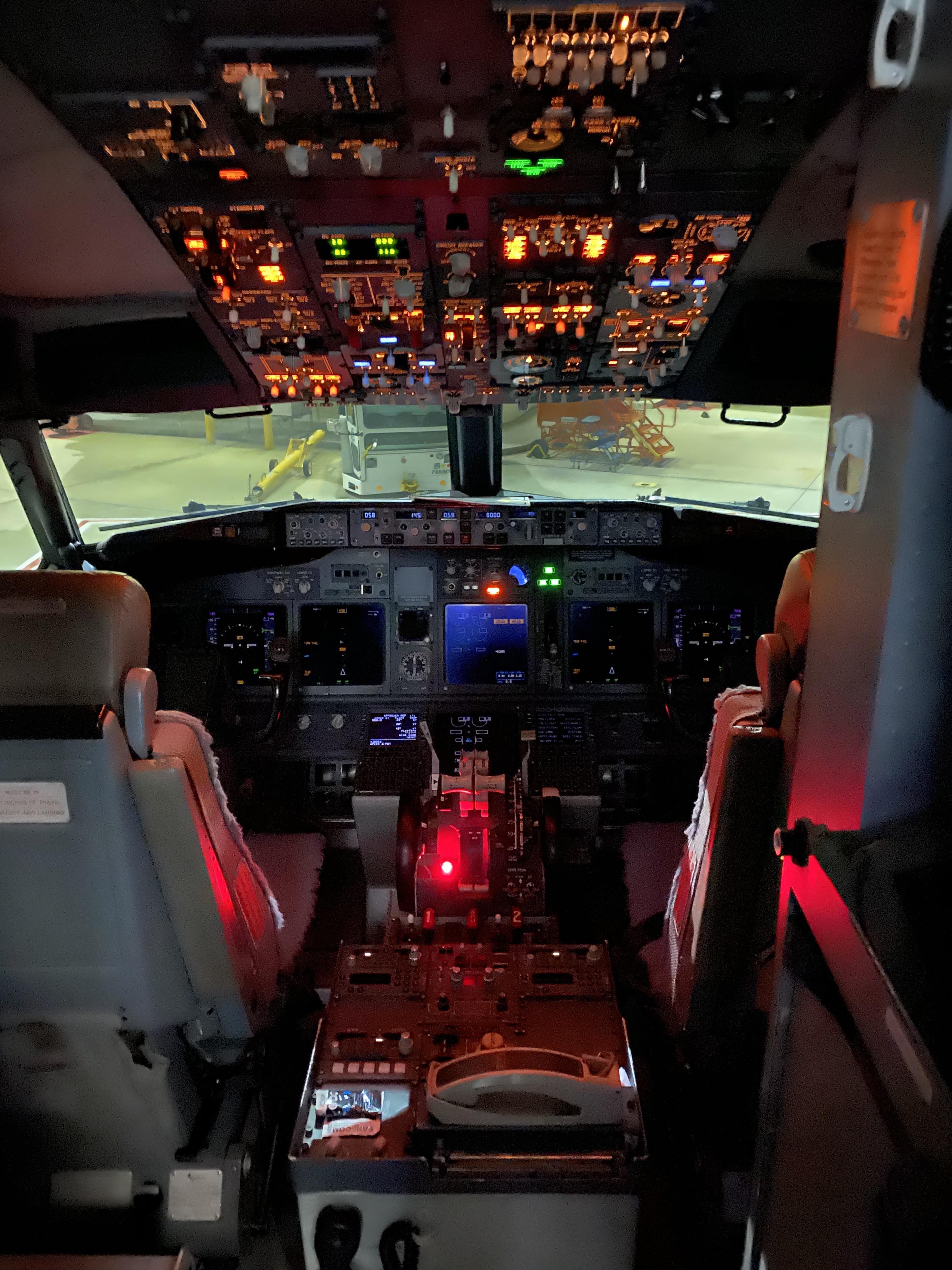 Training on the Boeing 737-900 | Scrolller