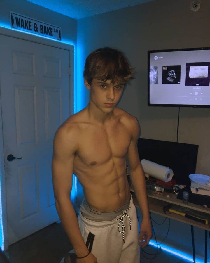 Trey Vene (@treyvene) [SHIRTLESS] | Scrolller